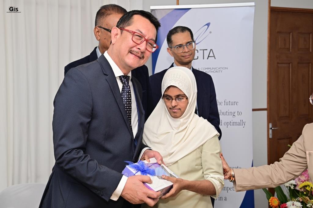 ICTA donates equipment to Mauritius Islamic Mission