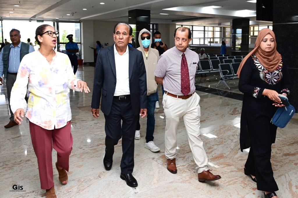 Minister Bachoo effects site visit at New Cancer Centre