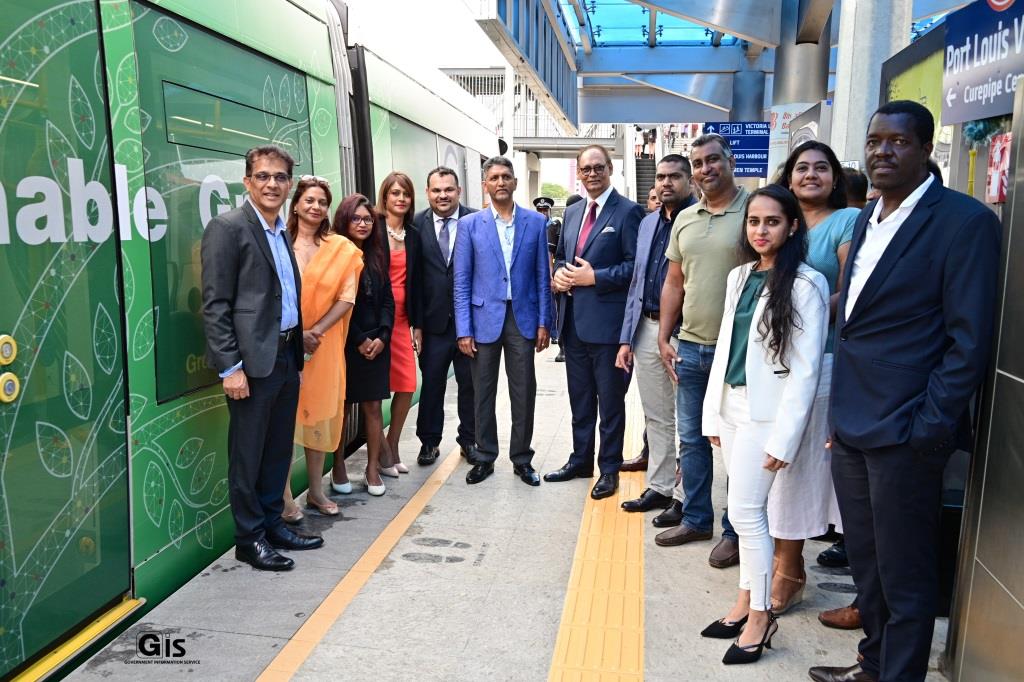Minister Seeruttun unveils new metro wrapping with the Mauritius IFC 30 years logo