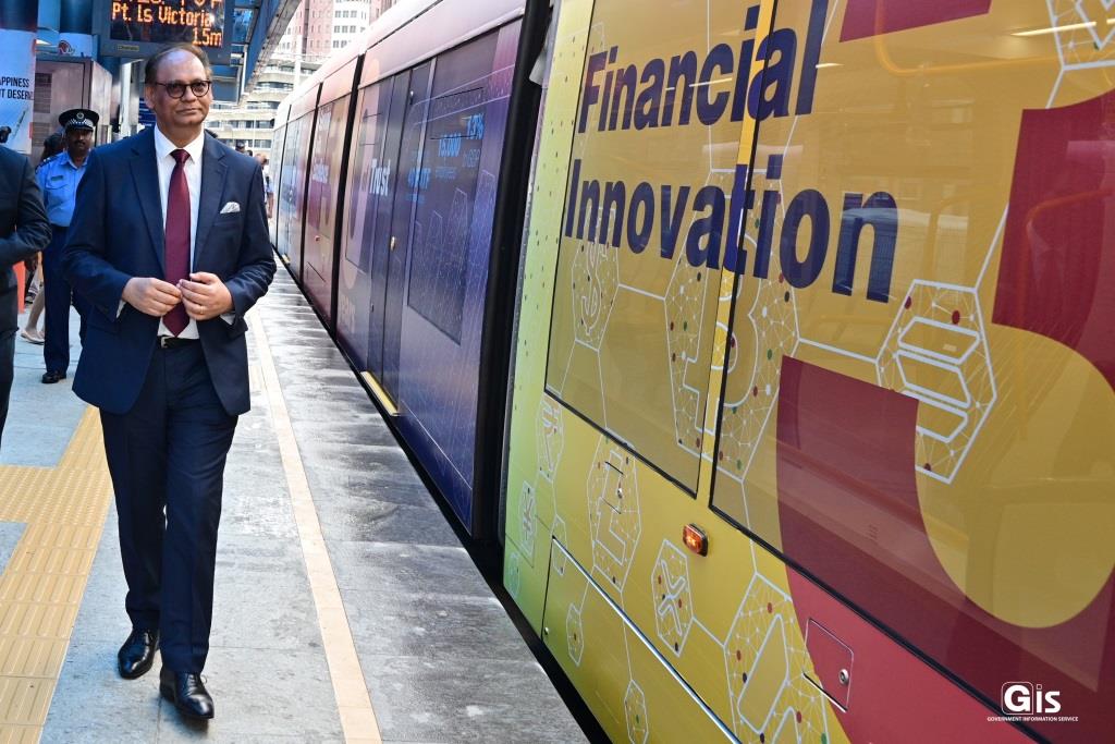 Minister Seeruttun unveils new metro wrapping with the Mauritius IFC 30 years logo