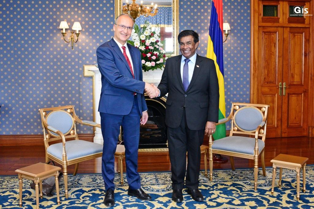 Newly appointed French Ambassador presents his credentials to President ...